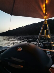 Dîner avec chef-skipper à bord d'un bateau sans permis - Kiffemu